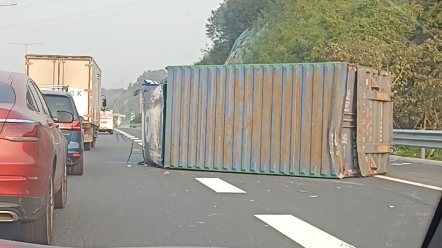 沿江高速上,小货车失控翻车