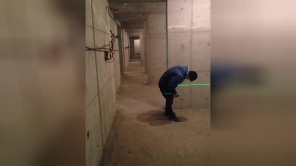 用激光准直仪放出室内50线