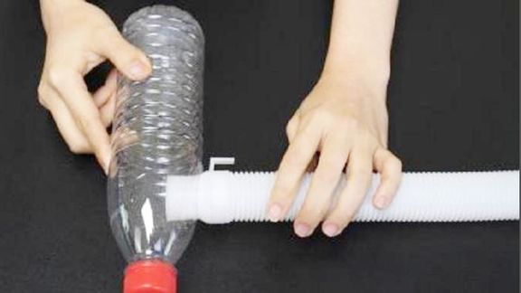 把洗衣机排水管插到塑料瓶,瞬间解决很多家庭的大难题,太实用了