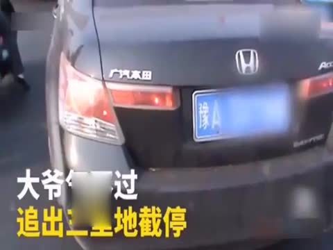 行车纠纷五旬大爷当街暴打20岁小伙满脸血 警察:厉害