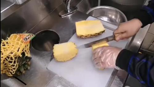 水果店的老板,在切凤梨的时候,是这样操作的!
