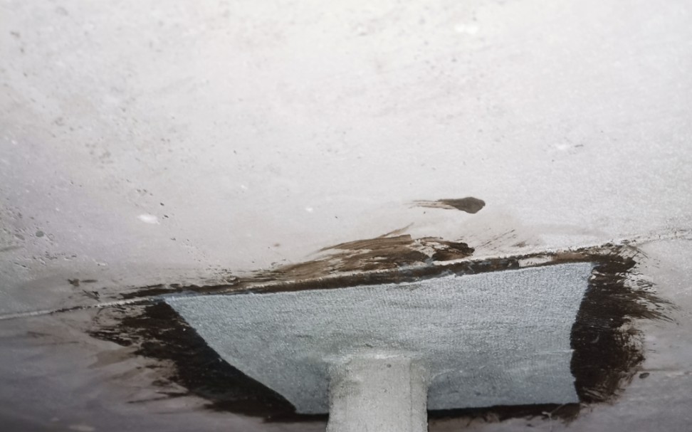 卫生间管口漏水不要慌,防水老师傅给你支招,不砸瓷砖不砸墙