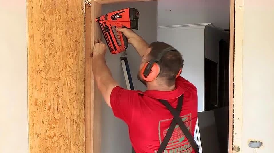 装修时,先装门?还是先贴地砖?幸亏师傅提醒,不然我家.