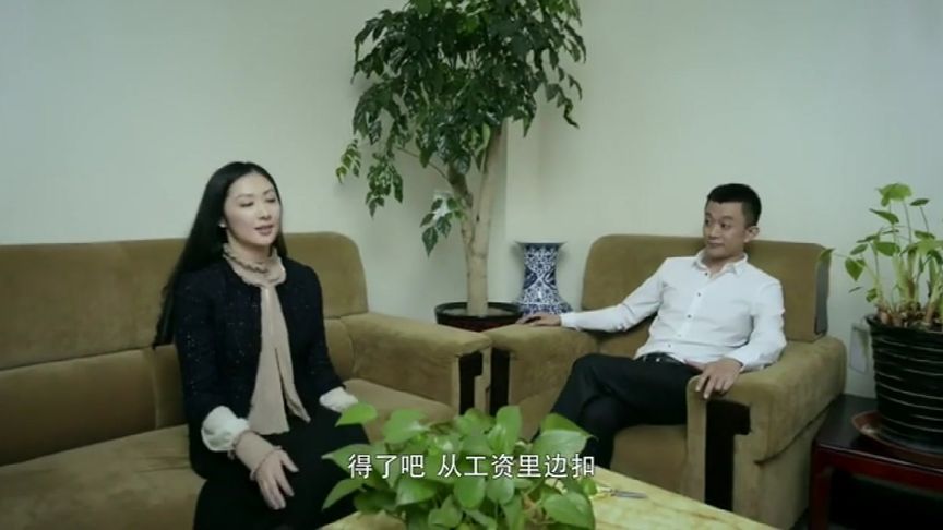 老师去校长办公室,哭穷没钱吃饭,向美女校长张口就借三五万