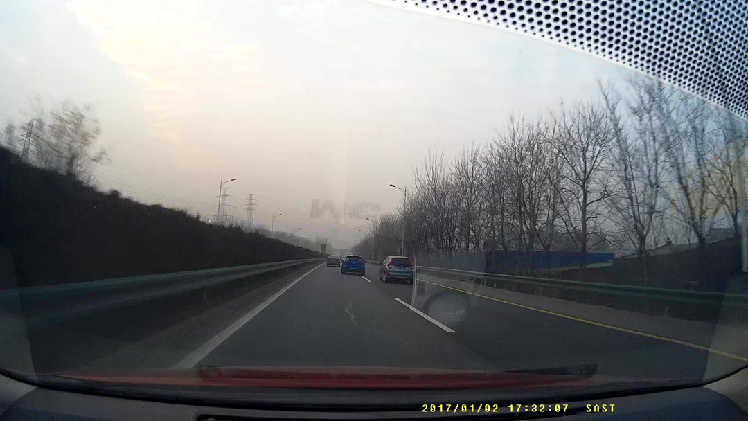 高速上女司机危险变道被滴后恶意别车,被骂后吐口水回骂再次别车