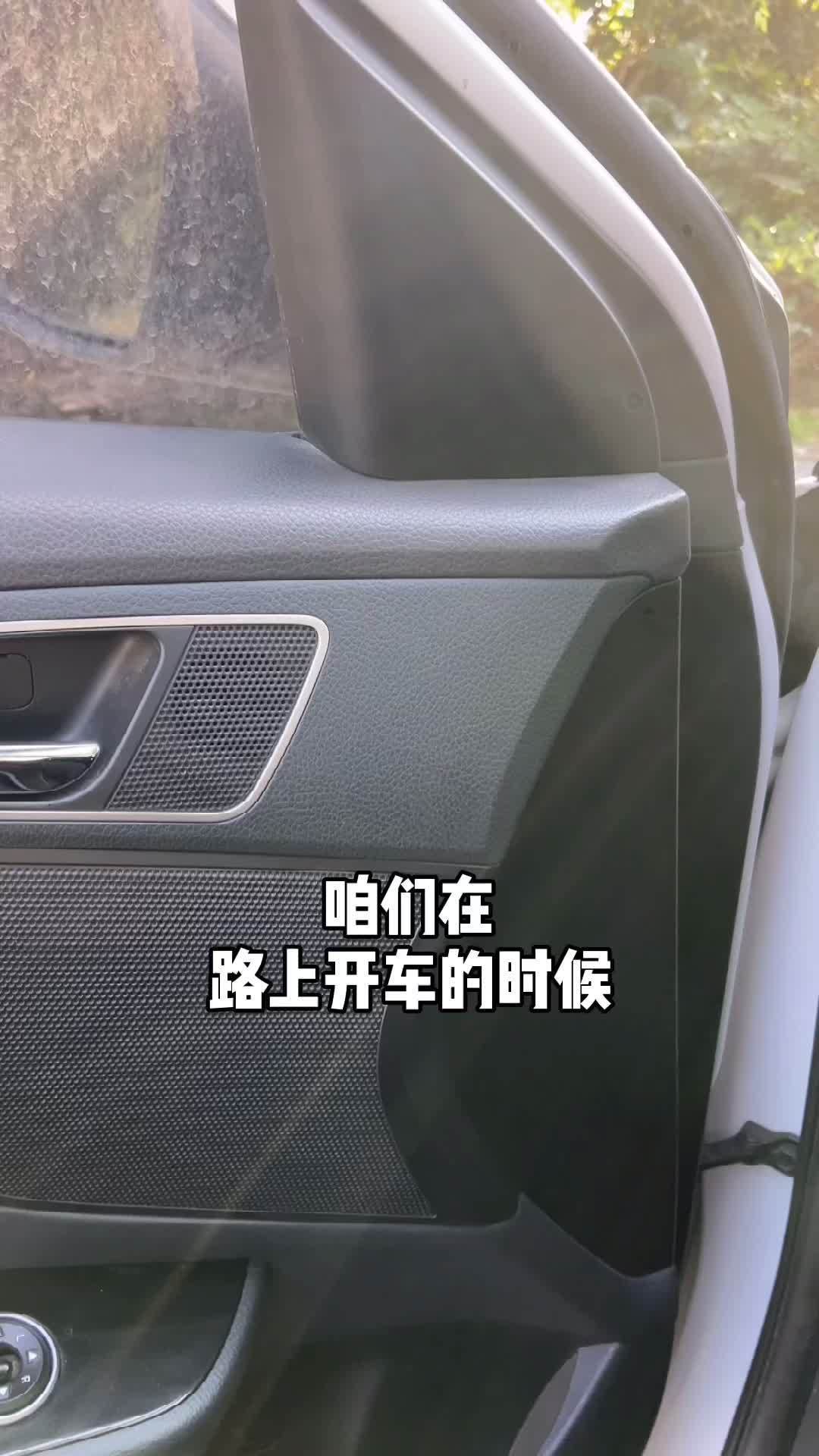 开车在路上,仪表盘这个灯亮,请及时停车检查安全出行