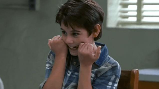 男孩上课时喜欢学狗叫, 连父亲都嫌弃他, 最后赢得所有人的赞赏