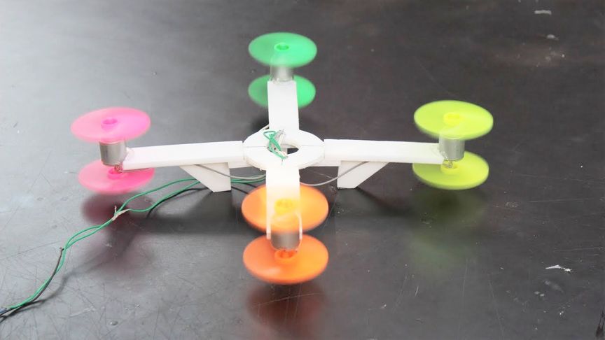 牛人用雪糕棒制作一个四轴无人机模型，成品还需要继续设计