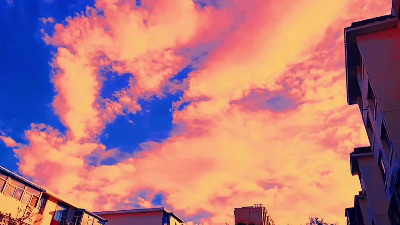 一瞬间所有的梦都破灭,只剩回忆湿了我的脸。