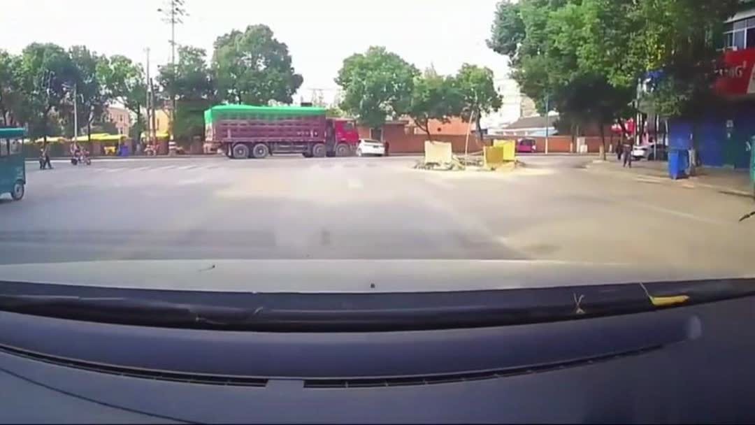 刚装了行车记录仪,半路就拍到一起惨烈车祸,看得司机冒冷汗