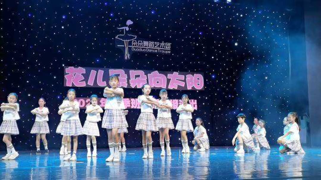 非常有朝气的小学生舞蹈