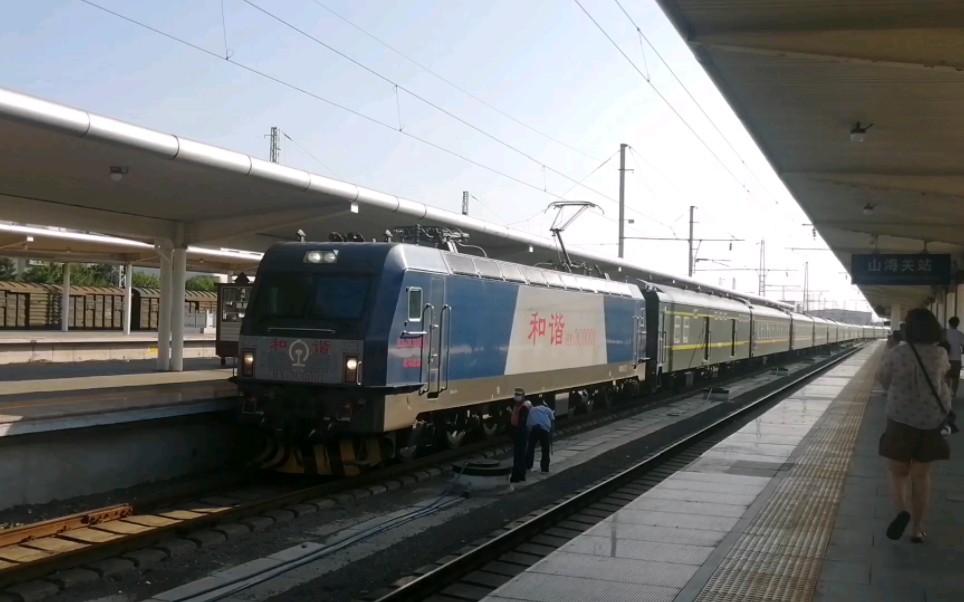 2022年7月31日拍摄于山海关站,狒狒王HXD3C0001牵引K48次列车...