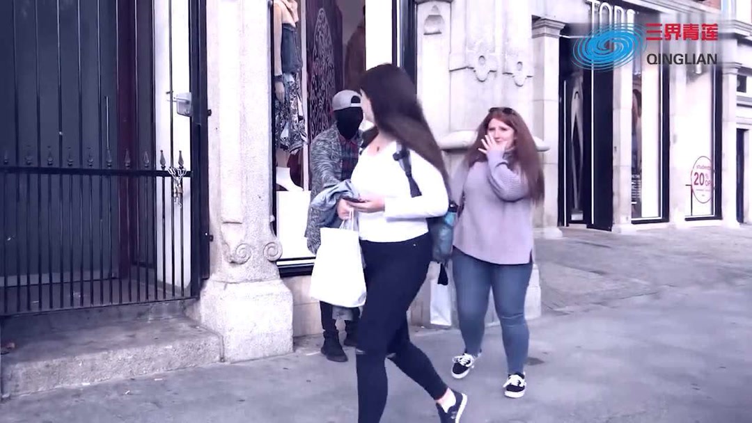 真会玩!小伙扮成假人模特站在路边,毫无察觉的路人被吓惨了!