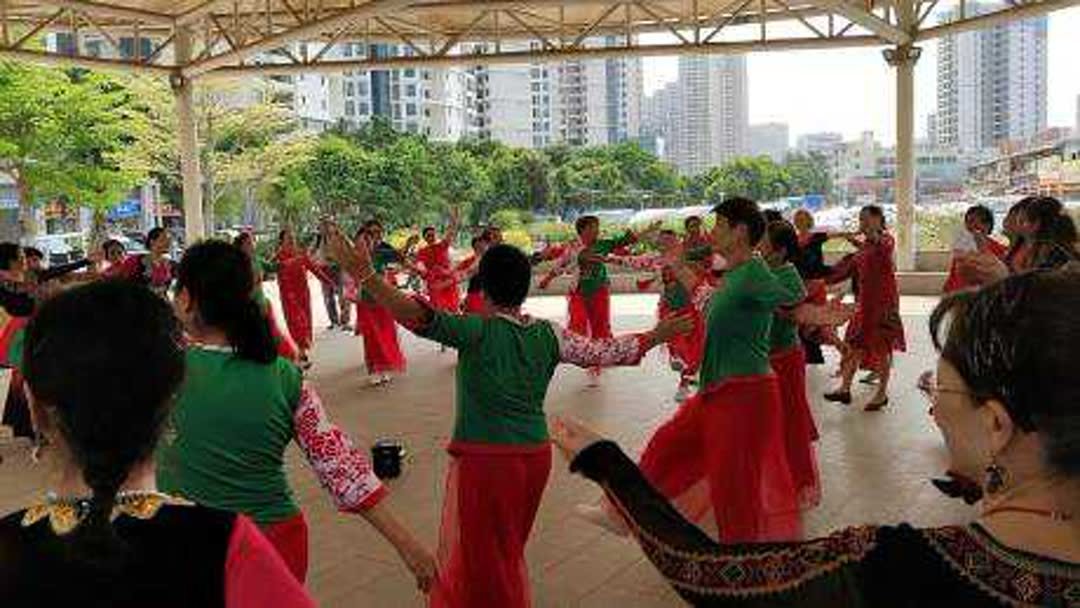 周日社区文化娱乐活动丰富多彩,邻居们即兴跳起欢快的圈圈舞