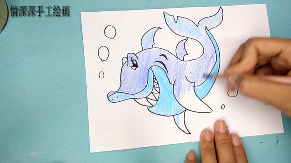 鲨鱼是海洋最凶残的生物,今天教小朋友们画一个可爱点的鲨鱼!