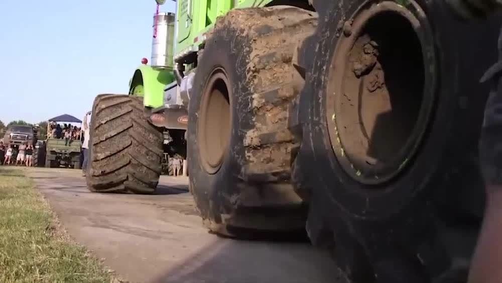 改造后的皮卡车与大货车马力大比拼,你猜谁会赢?