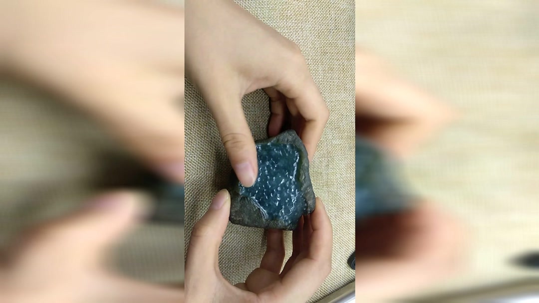 8万入手的莫西沙翡翠原石, 开出天空蓝玻璃种, 让人心动不已