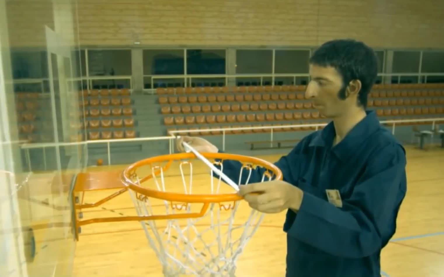 学霸量篮球框直径,再测出篮球的气压,计算后投篮命中率100%