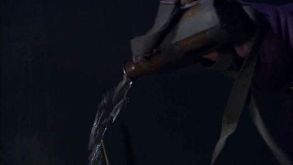 3天内只有一瓶水喝,妹子却主动将水倒掉,只求死不求生