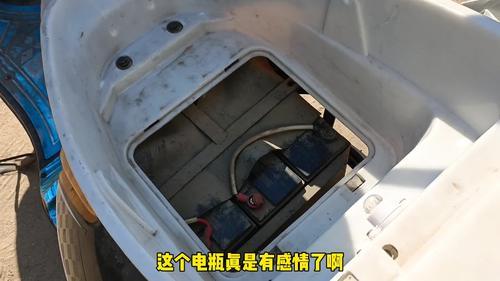 电动车电瓶用四年今天找师傅来换电瓶时间过的太快了
