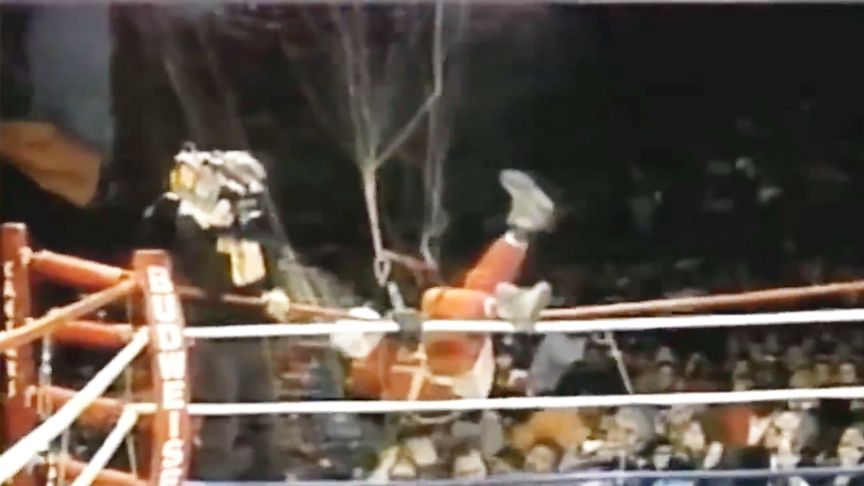 逃票观众降落伞空降赛场,格斗场上的经典混乱时刻!