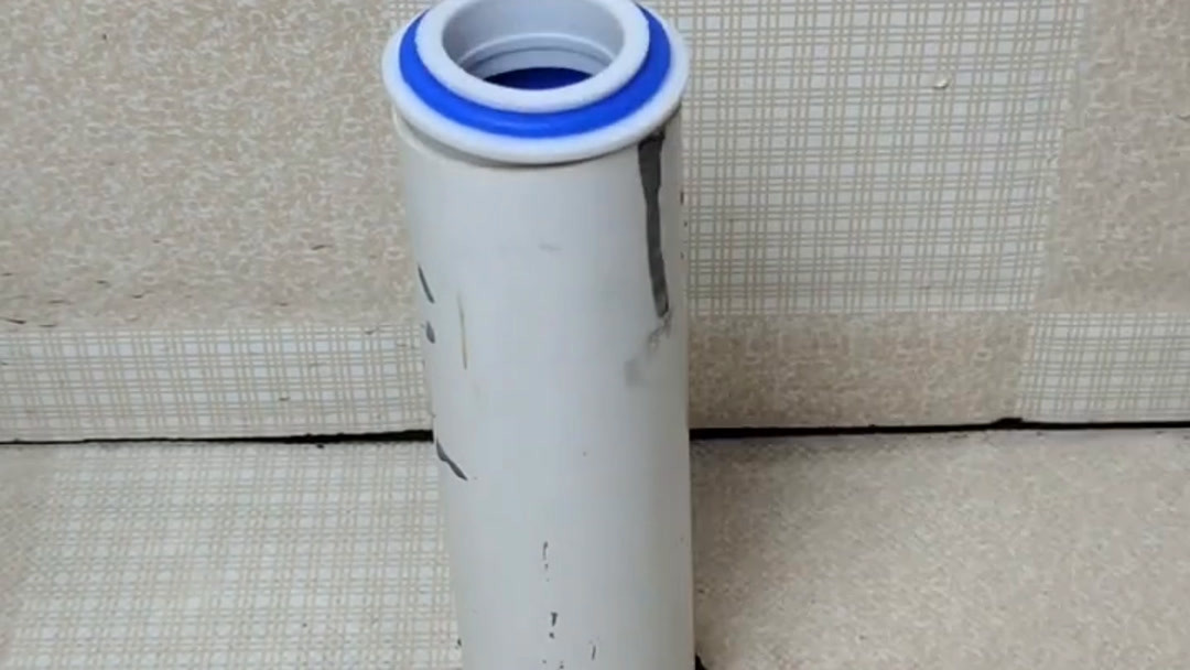 下水管千万别直接插入管道,不密封经常有虫蚁骚扰,这样密封起来,让...