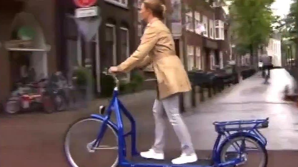 荷兰人发明"以走代骑"的自行车,骑起来太有趣