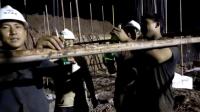 加班搭钢管架你工人,挣钱不容易啊,来点酒