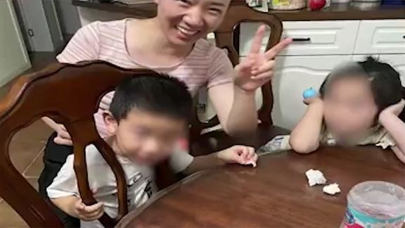 萌娃脑袋被卡椅子里,老妈不慌不忙姨母式拍照,网友:是亲生的