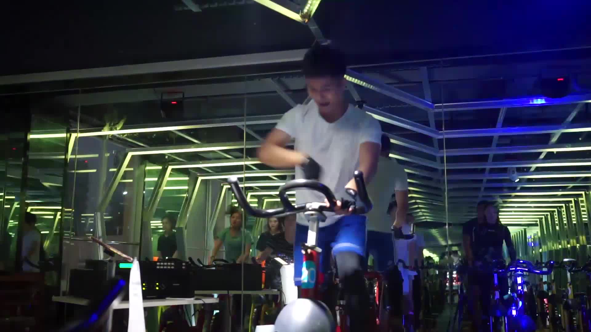 动感单车视频,你们健身房单车课开了吗,我们爆满了