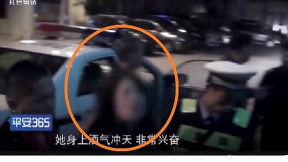 疯狂女司机肇事后逃逸,对拦停的群众和交警大打出手!