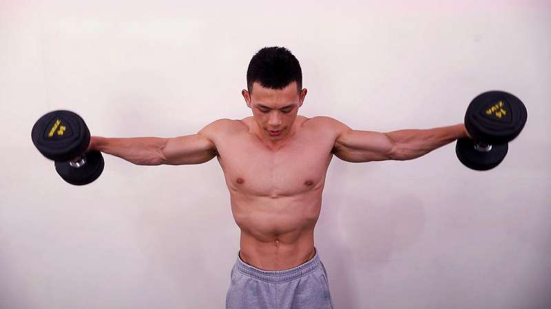 用哑铃锻炼三角肌二头肌组合训练方法,组间休息不要超过15秒