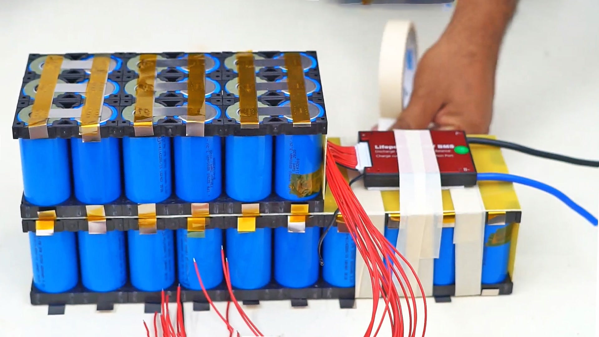 大哥制作电池组,把自行车改装成电动车,上路试跑还挺快