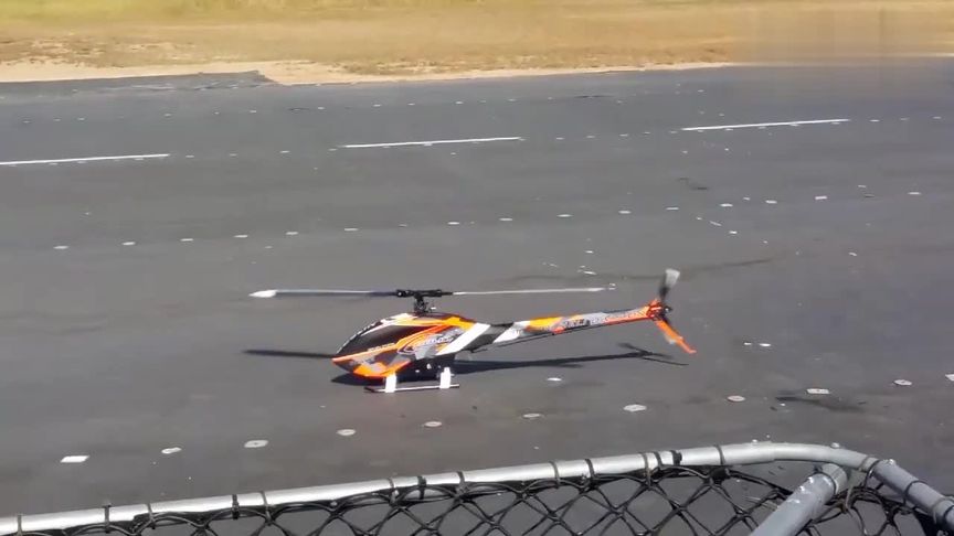 航模:直升机航模飞行表演失误,直接撞向地面,好像不动了