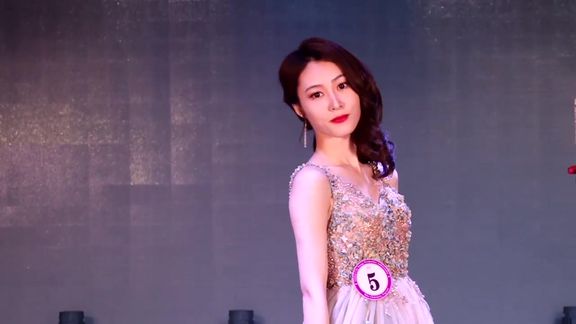 不愧是学表演的,5号选手T台走秀,一颦一笑都动人