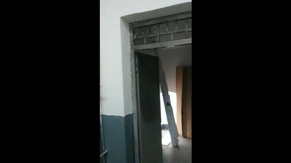 医院会议室套装门按装。