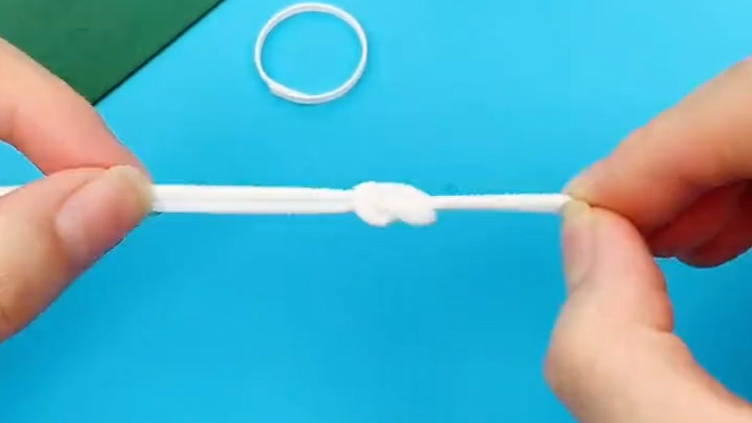   你的闺蜜用口罩做个小兔子戒指吧