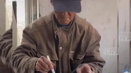 网友写生时遇到农民画家,笔下的画,色彩明艳,随心所欲