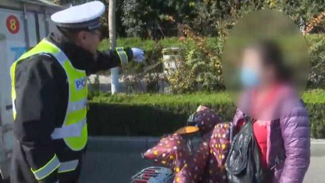 电动车违章被拦下 面对交警处罚她说:车给你了!