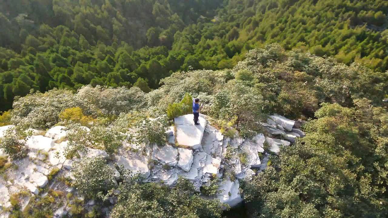 大疆御air2无人机智能跟随锁定,轻松...