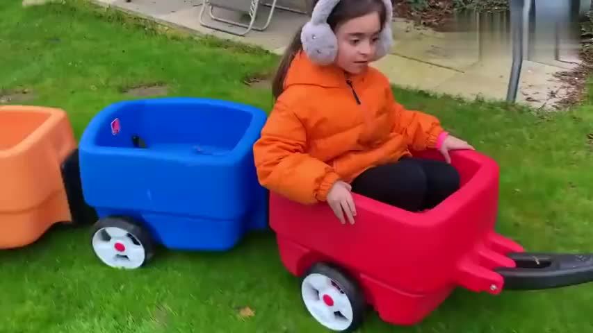 益智动画童谣儿歌,可爱的小女孩寻找玩具娃娃和彩色小雨伞