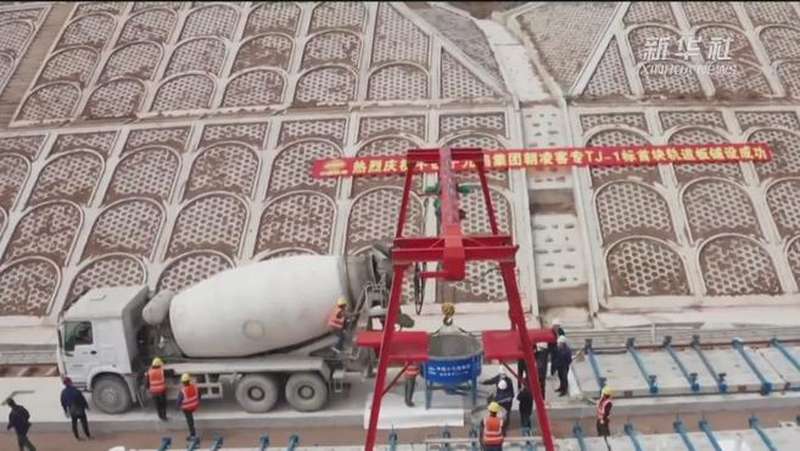 朝凌高铁首块无砟轨道板成功铺设