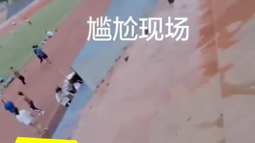 经典回顾:女生向男同学要微信失败,谁说女追男隔层纱