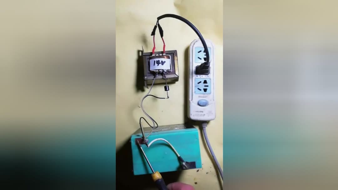 12伏电瓶充电器