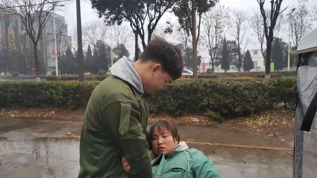 小伙好心扶起摔倒孕妇,一周后门口轿车驶来,小伙喜当爹