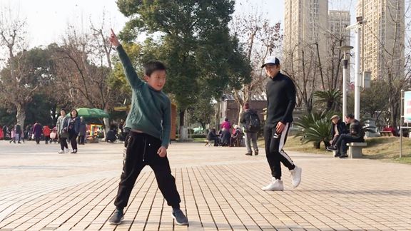6岁小孩超牛鬼步舞,音乐一响,跳个不停,不比大人跳的差!