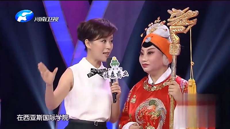 明星擂主带着同学上台表演,唱歌剧《卡门》拉票,真是多才多艺!