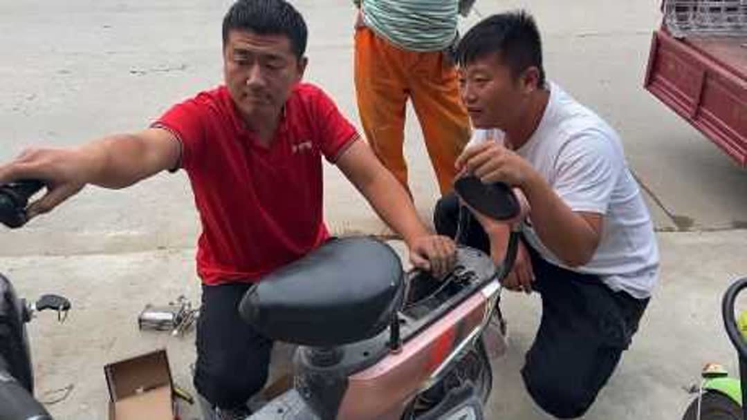骑朋友电车去维修,中途差点砸掉。最后花一百块钱解决了问题。