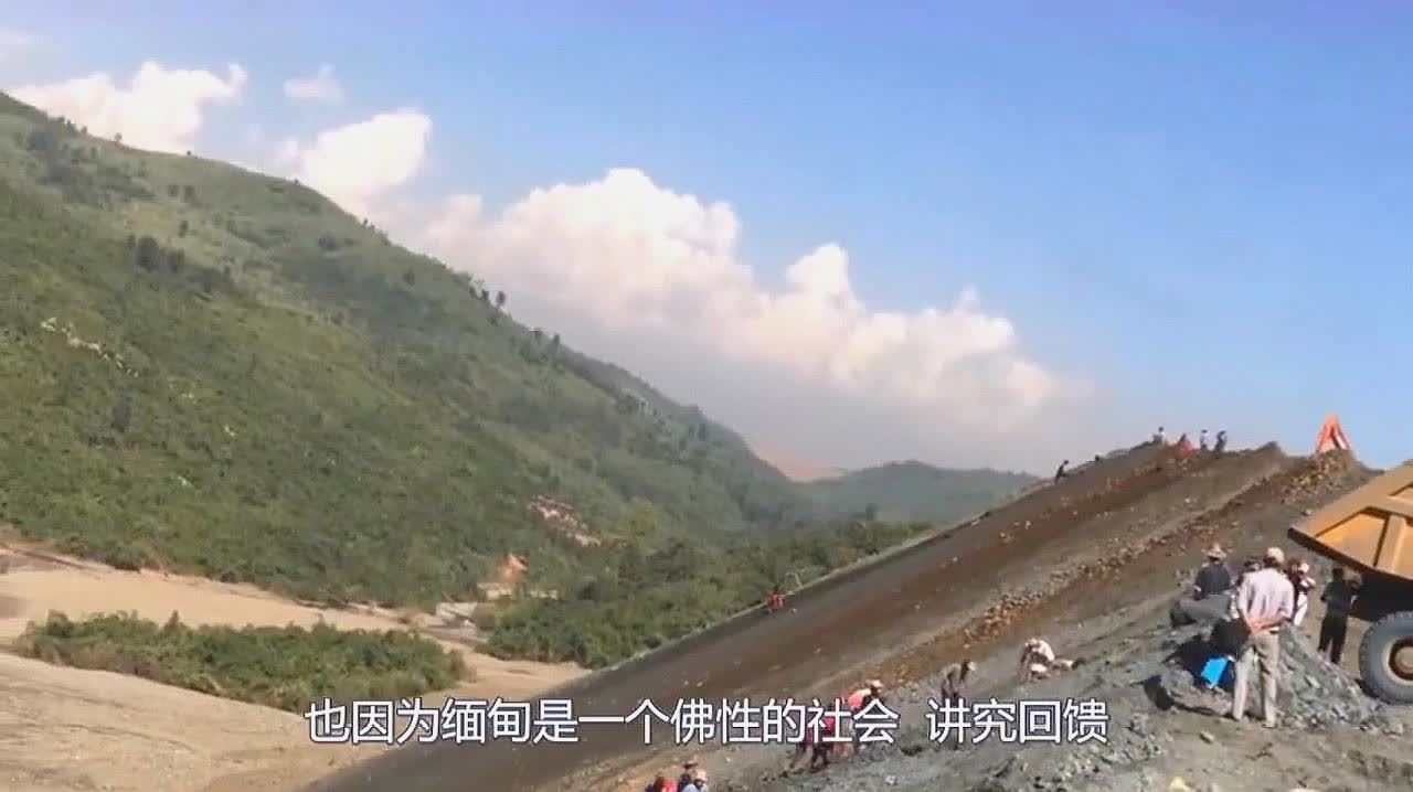 ...缅甸翡翠矿区开放,竟遭万人疯抢,场面壮观堪比美国...
