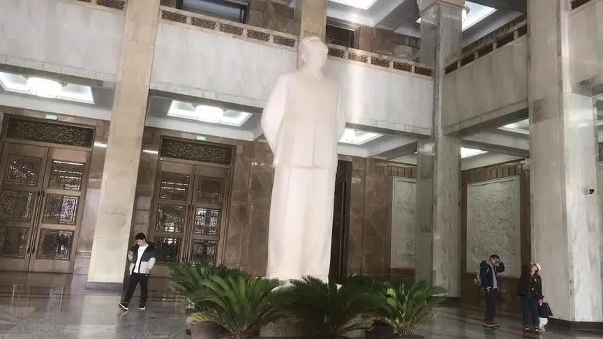 军事博物馆里有一尊毛主席的雕像,老爷爷让...